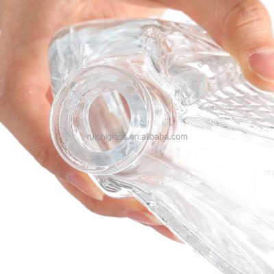 Cina Bottiglia a forma di barchetta di vetro di super pietra 500 ml 750 ml con superficie di stampaggio a caldo in vendita