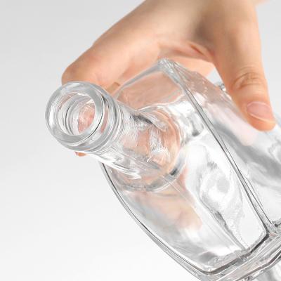 Cina Bottiglie di vetro personalizzate per brandy Tequila Gin Liquor 500ml 700ml 750ml Screw Cap Cork in vendita
