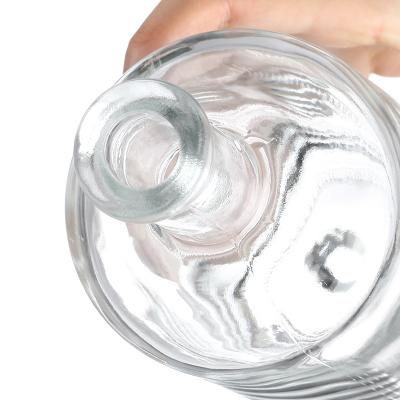 Cina Bottiglia di vodka in vetro trasparente su misura da 750 ml per la stampa a caldo nell' imballaggio delle bevande in vendita