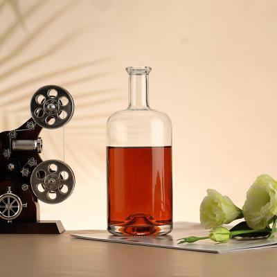 Cina Bottiglia di vodka in vetro trasparente su misura da 750 ml per la stampa a caldo nell' imballaggio delle bevande in vendita