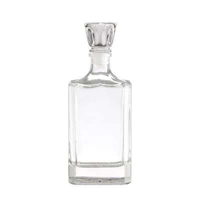 Cina Bottiglia di vodka vuota da 500 ml in vetro trasparente a vite con coperchio personalizzato in vendita
