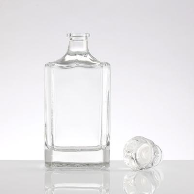 Cina Bottiglia di vodka vuota da 500 ml in vetro trasparente a vite con coperchio personalizzato in vendita