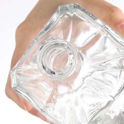 Cina Bottiglia di vodka vuota da 500 ml in vetro trasparente a vite con coperchio personalizzato in vendita