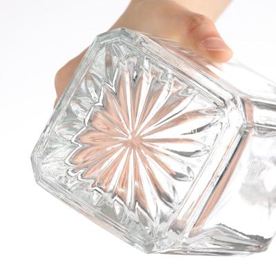 Cina Bottiglia di vodka vuota da 500 ml in vetro trasparente a vite con coperchio personalizzato in vendita