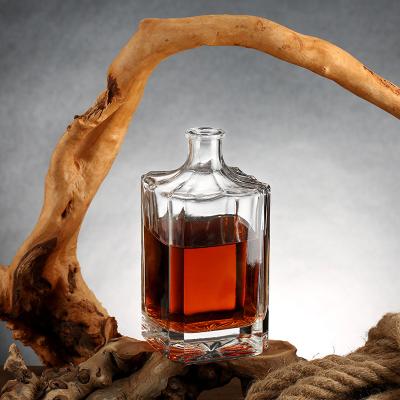 Cina Bottiglia di vodka vuota da 500 ml in vetro trasparente a vite con coperchio personalizzato in vendita