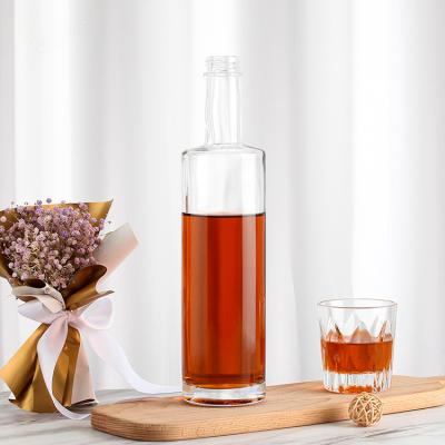 Cina 700 ml 750 ml Flat Shoulder Nordic Empty Rum Whisky Spirits Vodka Bottiglia di vetro con sughero in vendita