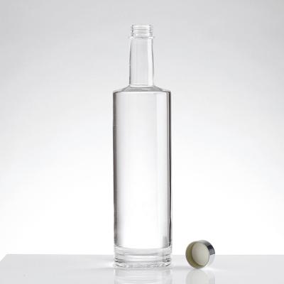 Cina 700 ml 750 ml Flat Shoulder Nordic Empty Rum Whisky Spirits Vodka Bottiglia di vetro con sughero in vendita