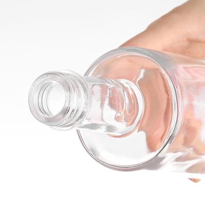 Cina 700 ml 750 ml Flat Shoulder Nordic Empty Rum Whisky Spirits Vodka Bottiglia di vetro con sughero in vendita
