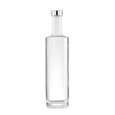 Cina 700 ml 750 ml Flat Shoulder Nordic Empty Rum Whisky Spirits Vodka Bottiglia di vetro con sughero in vendita