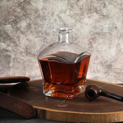 Cina Collare in alluminio in plastica in PP con incisione su misura Bottiglia di vetro da 750 ml per liquori Xo Brandy Alcol in vendita