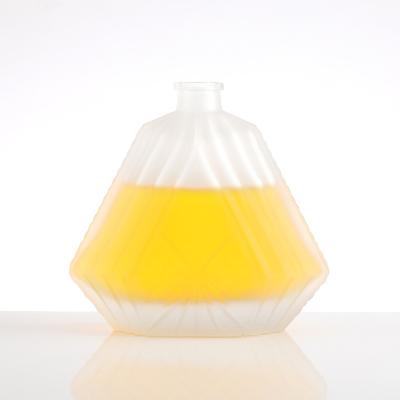 Cina Bottiglia di vetro di cristallo vuoto ghiacciato da 500 ml con materiale di colletto in PP di plastica di alluminio in vendita