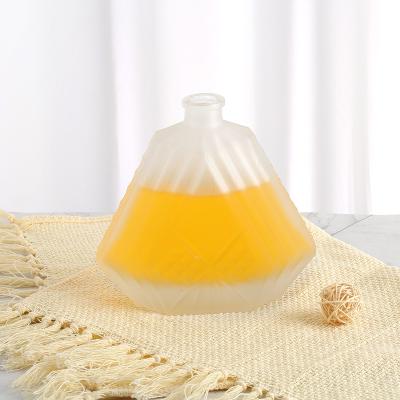 Cina Bottiglia di vetro di cristallo vuoto ghiacciato da 500 ml con materiale di colletto in PP di plastica di alluminio in vendita