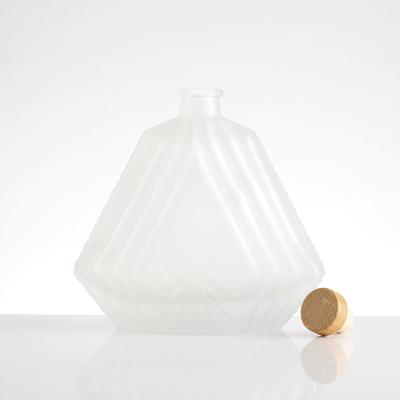 Cina Bottiglia di vetro di cristallo vuoto ghiacciato da 500 ml con materiale di colletto in PP di plastica di alluminio in vendita