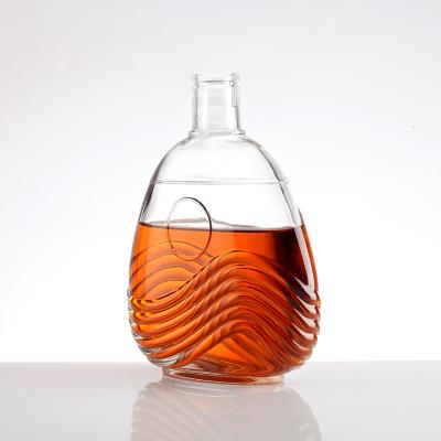 Cina Manipolazione superficiale Stampaggio a caldo Bottiglia di vetro per whisky Gin Vodka 700ml in vendita
