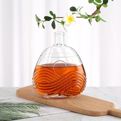 Cina Manipolazione superficiale Stampaggio a caldo Bottiglia di vetro per whisky Gin Vodka 700ml in vendita