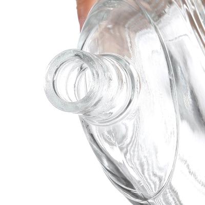 Cina Manipolazione superficiale Stampaggio a caldo Bottiglia di vetro per whisky Gin Vodka 700ml in vendita