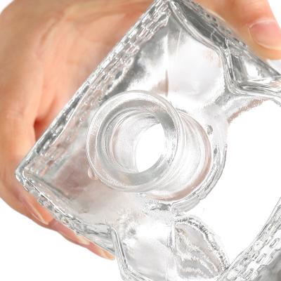 Cina Stampaggio a caldo Bottiglia di cristallo bianca di brandy da 0,5 L per il processo di produzione personalizzato in vendita
