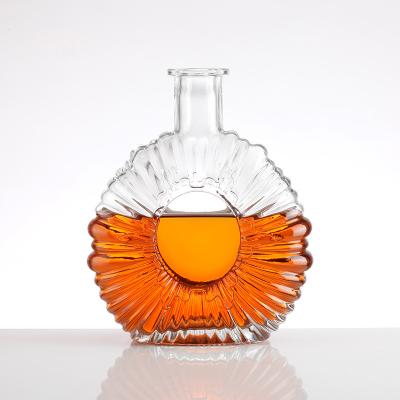 Cina 500 ml di vetro trasparente vino gin whisky tequila liquore vodka bottiglia con coperchio in vendita