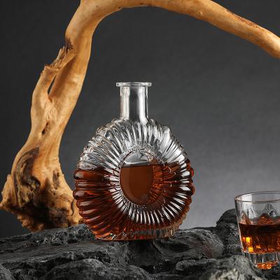 Cina 500 ml di vetro trasparente vino gin whisky tequila liquore vodka bottiglia con coperchio in vendita