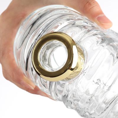 Cina Grande bottiglia di brandy da 700 ml fatta di vetro di Super Flint per Whiskey Gin Rum Vodka personalizzato in vendita