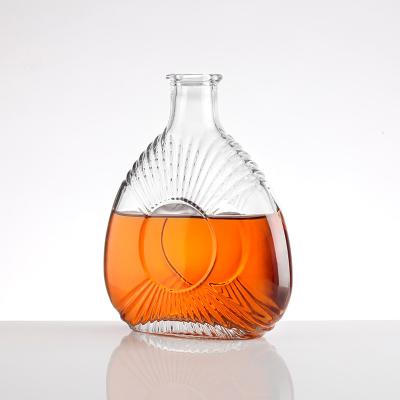 Cina Bottiglia di vetro Super Flint per vodka brandy whisky rum stampaggio a caldo Disegno trasparente in vendita