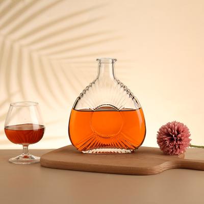 Cina Bottiglia di vetro Super Flint per vodka brandy whisky rum stampaggio a caldo Disegno trasparente in vendita