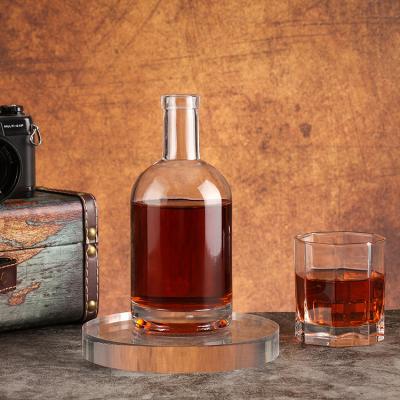 Cina 250 ml 500 ml bottiglie di vetro vuote chiare quadrate per liquori Vodka Whiskey Rum Gin in incisione in vendita