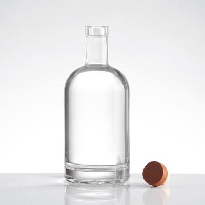 Cina 250 ml 500 ml bottiglie di vetro vuote chiare quadrate per liquori Vodka Whiskey Rum Gin in incisione in vendita