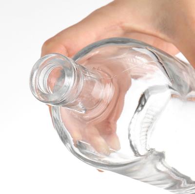 Cina 250 ml 500 ml bottiglie di vetro vuote chiare quadrate per liquori Vodka Whiskey Rum Gin in incisione in vendita