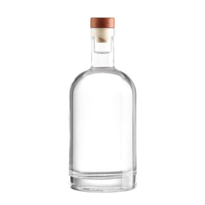 Cina 250 ml 500 ml bottiglie di vetro vuote chiare quadrate per liquori Vodka Whiskey Rum Gin in incisione in vendita