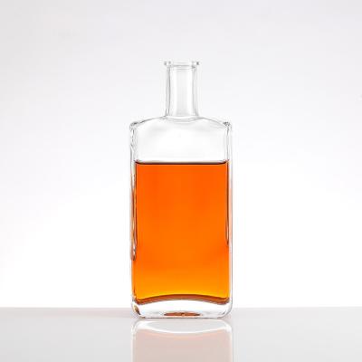 Cina Bottiglia di vetro stampata a caldo per rum gin whisky riutilizzabile e riciclabile in vendita