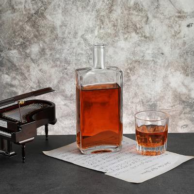 Cina Bottiglia di vetro stampata a caldo per rum gin whisky riutilizzabile e riciclabile in vendita