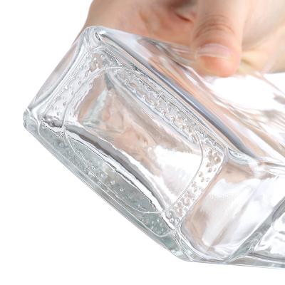 Cina Bottiglia di vetro stampata a caldo per rum gin whisky riutilizzabile e riciclabile in vendita
