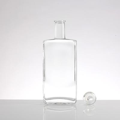 Cina Bottiglia di vetro stampata a caldo per rum gin whisky riutilizzabile e riciclabile in vendita