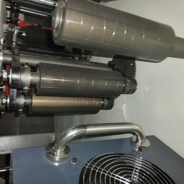 Η μηχανή εκτύπωσης Flexo υψηλής ταχύτητας για τη μέγιστη αποδοτικότητα, χρώμα εκτύπωσης είναι whitle, ταινία, έγγραφο της Kraft, μελάνι