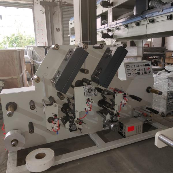 Η μηχανή εκτύπωσης Flexo υψηλής ταχύτητας για τη μέγιστη αποδοτικότητα, χρώμα εκτύπωσης είναι whitle, ταινία, έγγραφο της Kraft, μελάνι