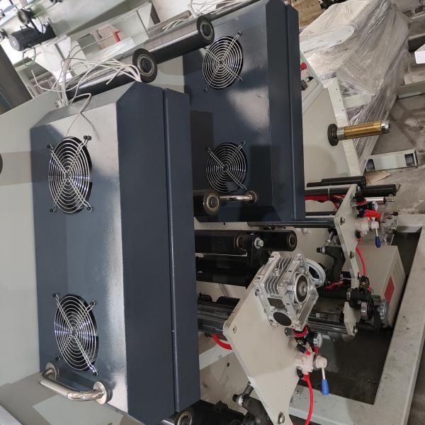 Η μηχανή εκτύπωσης Flexo υψηλής ταχύτητας για τη μέγιστη αποδοτικότητα, χρώμα εκτύπωσης είναι whitle, ταινία, έγγραφο της Kraft, μελάνι