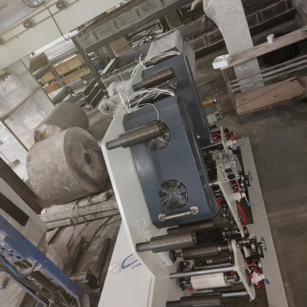 Η μηχανή εκτύπωσης Flexo υψηλής ταχύτητας για τη μέγιστη αποδοτικότητα, χρώμα εκτύπωσης είναι whitle, ταινία, έγγραφο της Kraft, μελάνι