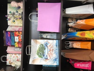 Cina Luxury Printed Handle Wax Paper Bag Jewelry Packaging Greaseproof in vendita