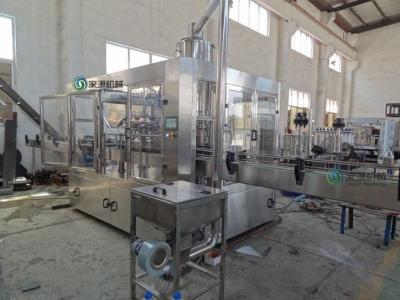 Cina attrezzatura di imbottigliamento di acqua 4000bph per la bottiglia di vetro, imbottigliatrici dell'acqua in vendita