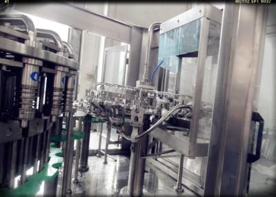 Cina Macchina di rifornimento automatica dell'acqua gassata, attrezzatura di imbottigliamento di soda delle bottiglie di vetro in vendita