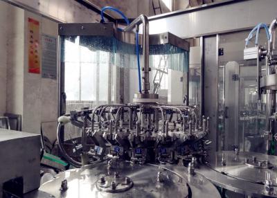 Cina Macchina di rifornimento automatica dell'acqua gassata, attrezzatura di imbottigliamento di soda delle bottiglie di vetro in vendita