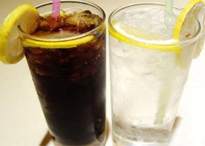 Cina Macchina di rifornimento gassosa facile della bevanda di operazione SUS304 per la bottiglia di plastica in vendita