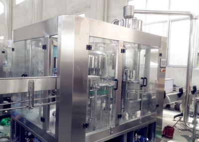Cina La soda ha carbonatato il riempitore/macchina inscatolatrice gassosi della bottiglia della macchina di rifornimento della bevanda in vendita