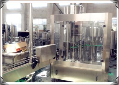 Cina La soda ha carbonatato il riempitore/macchina inscatolatrice gassosi della bottiglia della macchina di rifornimento della bevanda in vendita