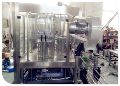 中国 220v / 380vプラスチックびんのための自動炭酸飲み物の充填機SUS304 販売のため