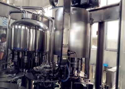 Cina 220v / macchina di rifornimento gassosa automatica della bevanda 380v SUS304 per la bottiglia di plastica in vendita