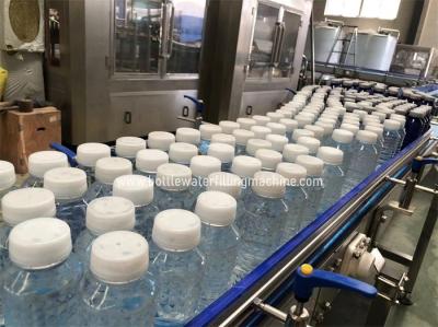 Cina Succo della bottiglia, materiale da otturazione dell'acqua minerale e tappatrice di plastica automatici in vendita