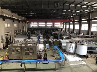 Cina Succo della bottiglia, materiale da otturazione dell'acqua minerale e tappatrice di plastica automatici in vendita