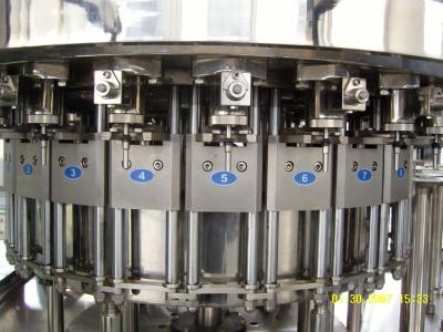 中国 自動ガラス ビンの光っている水炭酸塩化された飲み物の充填機SUS304材料 販売のため